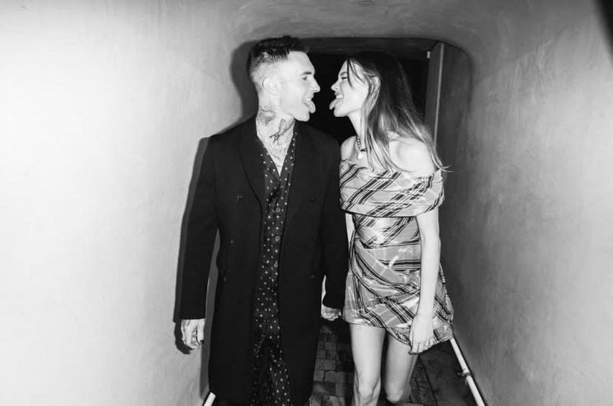 Vocalista da banda Maroon 5 nega affair com influencer e traição a ...