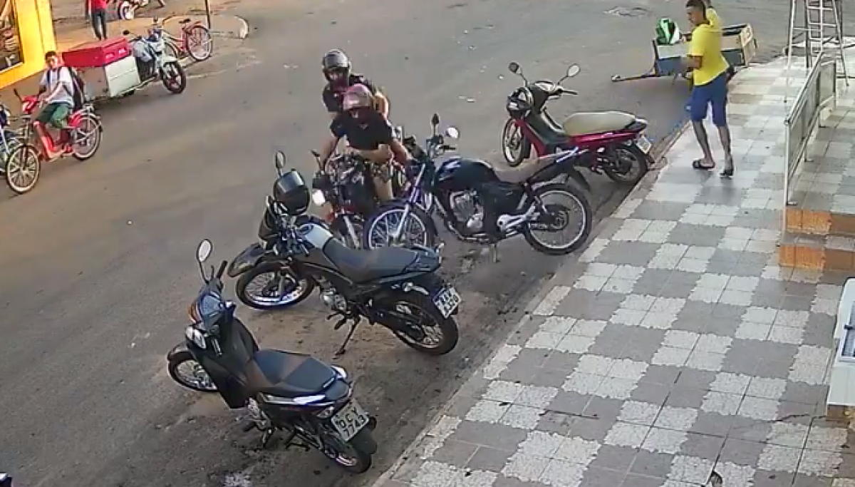 Vídeo; homem faz 'strike' em 3 motos após 'empinada' malsucedida ...