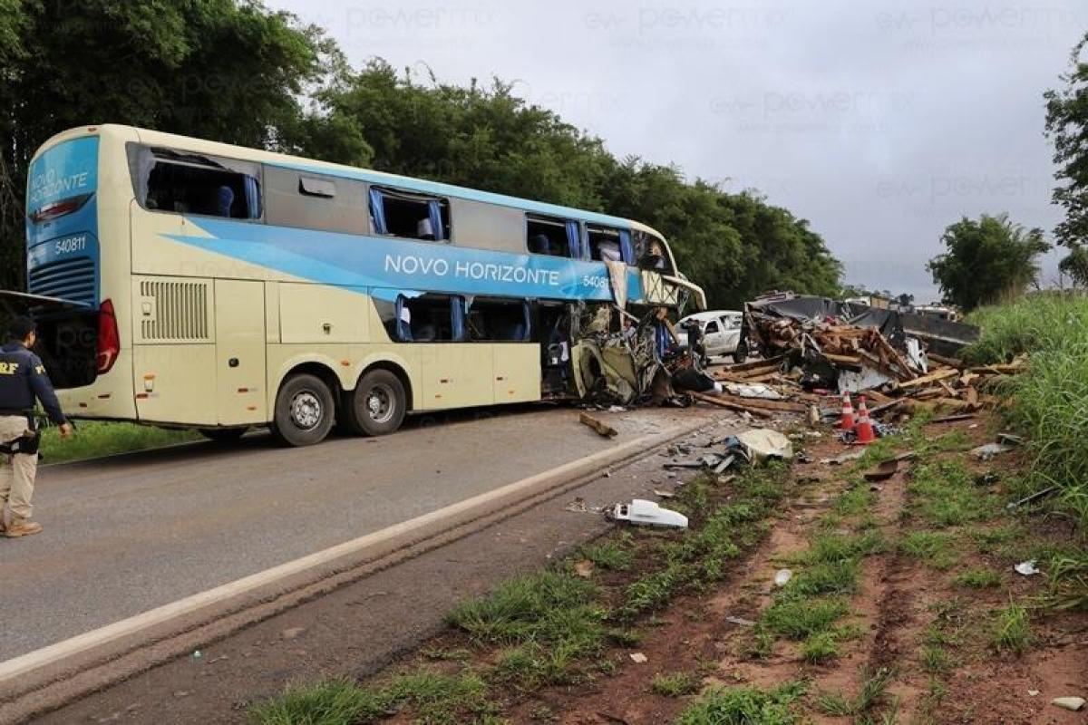 Veja vídeo - Batida entre carreta e ônibus deixa mortos na BR-163 | Gazeta Digital