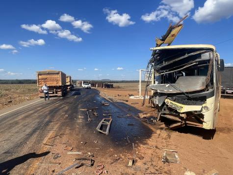 Batida entre carreta e ônibus escolar deixa feridos na MT-235 | Gazeta Digital