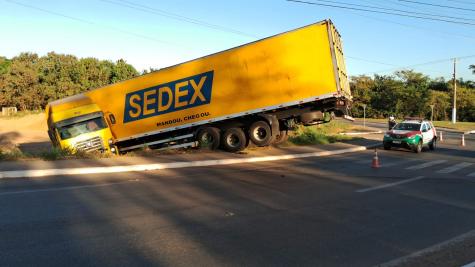 Carreta dos Correios derrapa na pista e cai em canteiro em VG | Gazeta Digital
