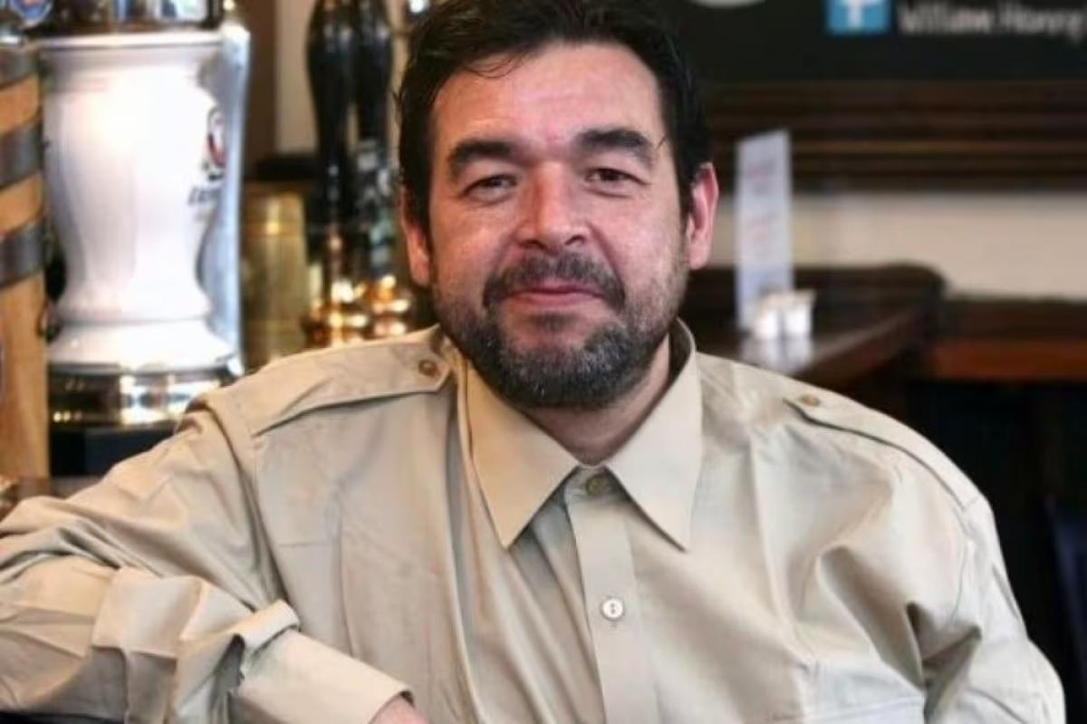 Morre aos 56 anos Jake Abraham, ator de 'Jogos, Trapaças e Dois Canos ...
