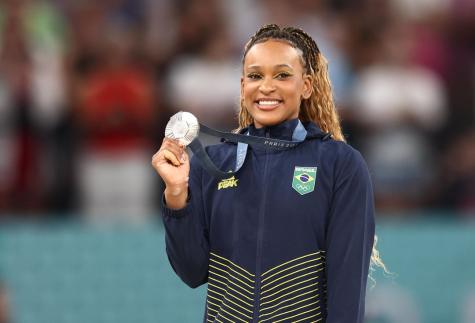 Rebeca Andrade vence no solo em Paris-2024 e é a maior medalhista do ...